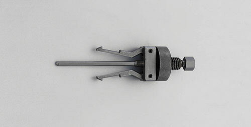 型番EA510EA 商品説明●全長…145mm●使用範囲…φ12〜19mm(内径)●重量…215g●フライホイルのパイロットベアリング・ブッシュの引抜き作業に●クローのかかりがよく、車上整備も可能です。 ★注意事項★商品画像に複数商品が載っ...