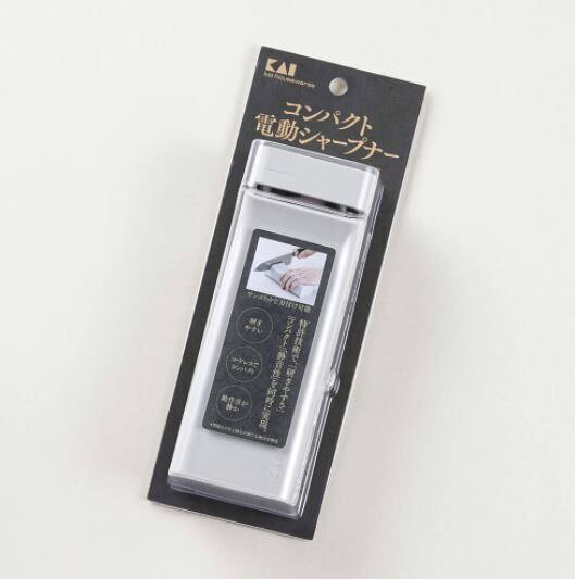 JANコード4901601175264 商品説明●研ぎやすさ・コンパクト・静音を同時に実現した電動シャープナー 仕様●サイズ：157×60×46mm ●重量：165g ●材質：本体/ABS樹脂 ポリアセタール 砥石/アランダム系セラミック砥...