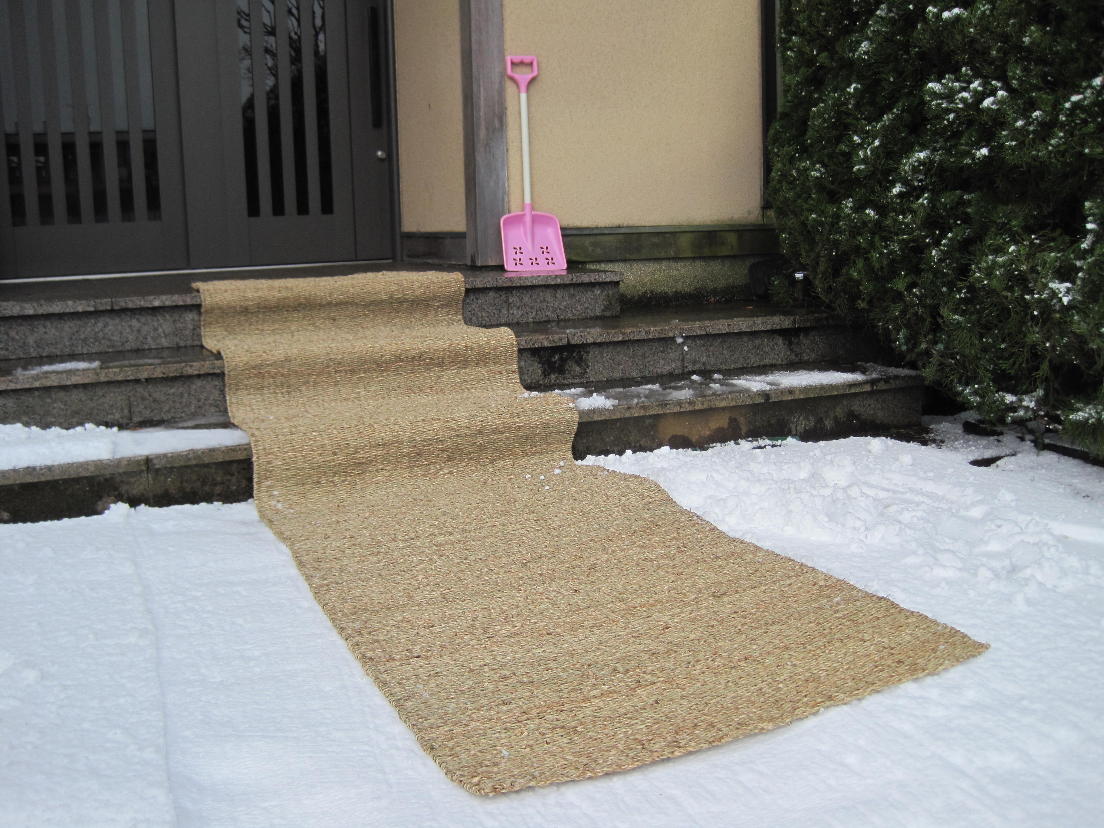 JANコード4935682030396 キャッチコピー●降雪で滑りやすい玄関先や駐車スペースの滑り防止に、秋〜春の通年使用できます。 商品説明●【春〜秋】ぬかるみや水濡れから足元をしっかりガード！●【冬】水草の編目が積雪面に食い込み安心な通...
