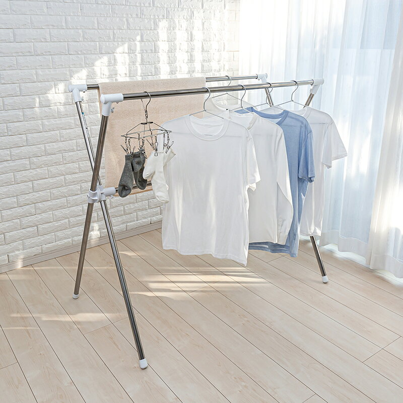JANコード 4570030470808 キャッチコピー ●シンプルで使いやすい、屋外・室内兼用の折りたたみ式布団干し台。 商品説明 ●φ25.4mmの太パイプを使用した干し部は安定感があり、多量干しにも最適です。ふとん2枚をスッキリと干せ...