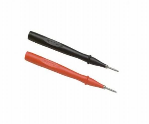 型番TP2 商品説明【特長】 密集した端子や凹型端子のプロービングに対応する細身のプローブ 1 組 (赤、黒) 硬ステンレス・プローブ・チップ 電子機器作業に適した 2 mm 径のチップ CAT II 1000 V、10 A 規格 1 年保...