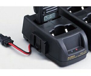 ツイン連結スタンド　EDC-179R ツインチャージャースタンドEDC-179Rと連結用ACアダプターEDC-162を組み合わせれば、最多5台のスタンドを連結して、同時に10台のP22またはP221を充電できます。接続はスタンドに付属するコ...