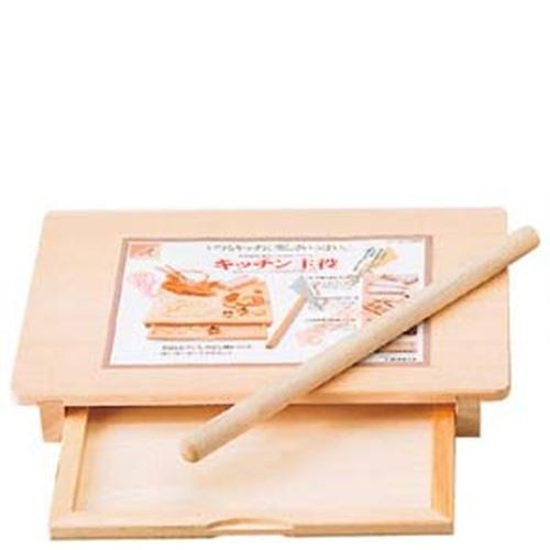 商品情報商品名：木製 引出し付めん台 キッチン主役 小 スプルスメーカー型番：0409000JANコード：4979210171038入り数：1サイズ(外形寸法mm)：400×300×H55(めん棒：φ25×450)サイズ(内形寸法mm)：引...