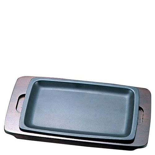 商品情報商品名：周弘 アルミクラッド ステーキ皿 角メーカー型番：3360000JANコード：4538085010844入り数：1サイズ(外寸mm)：290×190(木台：355×205)サイズ(内寸mm)：-重量：1315g材質：アルミ ...