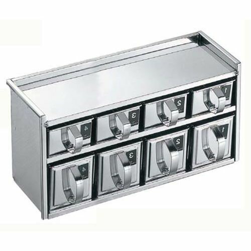 商品情報商品名：EBM 18-8 引出式 ヤクミ入 2段8ヶ入メーカー型番：0359800JANコード：4548170004481入り数：1素材：18-8ステンレスサイズ：428×150×H220、中子：135(165取手含む)×100×H...