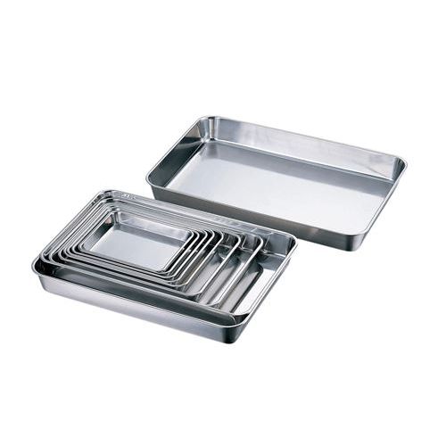 商品情報商品名：18-8 浅型角バット10枚取メーカー型番：33110JANコード：4560127491267入り数：1サイズ：(外寸)353×265×40(mm)、板厚0.6(mm)重量：約550g容量：約3.0Lシリーズ一覧　サイズ表　...