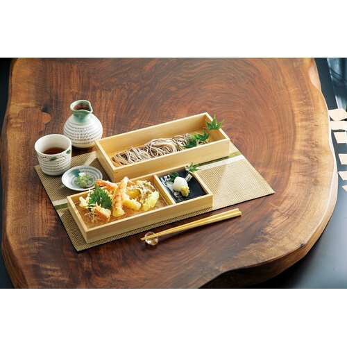 ■商品説明■商品名：創・長角料理箱 浅(仕切板付)メーカー：ヤマコーメーカー品番：21-099-01外形寸法：幅28×12.3×3.3cm(mm)お届け数：1商品コード：38598【配送料について】【ご注意】画面上の色はブラウザやご使用のパ...