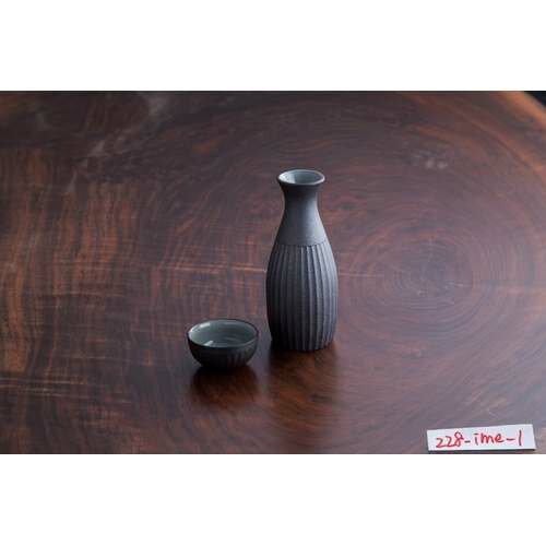 ■商品説明■商品名：鉄灰ぐいのみメーカー：ヤマコーメーカー品番：21-270-05外形寸法：幅口径5.6×2.8cm(mm)お届け数：1商品コード：86959【配送料について】【ご注意】画面上の色はブラウザやご使用のパソコンの設定により実物...