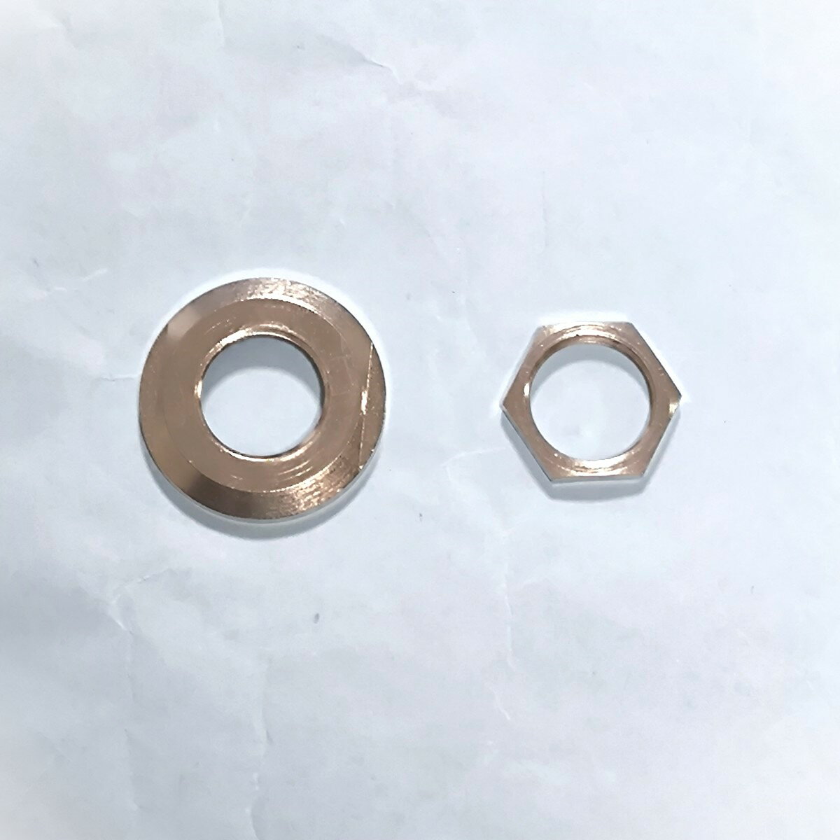 【商品仕様】 スペック 商品説明 M型コネクタ（モービル基台・L型コネクターなど）に対応した、純正同等形状の薄型六角ナットと化粧リング（飾りナット）のセットです。 紛失時の予備や、純正パーツの補修・リペアに最適です。 また、走行中の振動によ...
