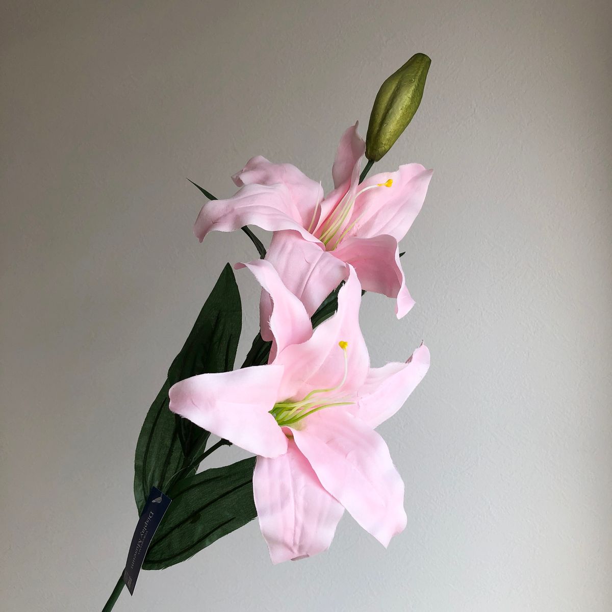 【サイズ】全長80cm・花径20cm材質：ポリエステル PE 鉄 PS◎商品名の「×(数字)」は輪数の目安です。本数ではありません。・造花は人の手作業で作られており、一つ一つに生のお花同様の個体差があります。シワ・ほつれ等はリペアを施してご...
