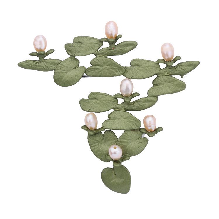 ・カテゴリ: ブローチ・主な素材: 銅、金メッキ・対象: レディース・スタイル: 欧米風・テイスト: 文芸復古・デザイン: 花・流行要素: フリル・柄: 植物、花・機能: 装飾