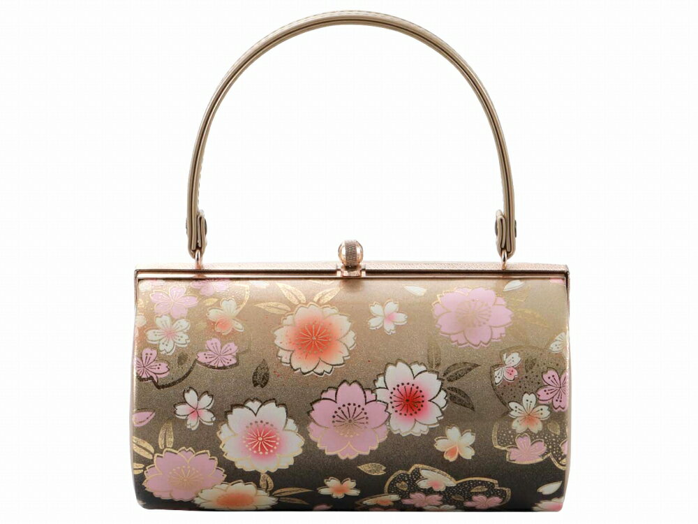 商品情報 新品 着物用のハンドバッグ単品です。 艶のあるエナメルでラメ入りの桜柄が華やかです。 上品なグラデーションでおしゃれ。 素材 合成皮革ほか サイズ 横：約20.5cm　高さ：約11cm　マチ巾：約12cm （持ち手部分含まず） ご...