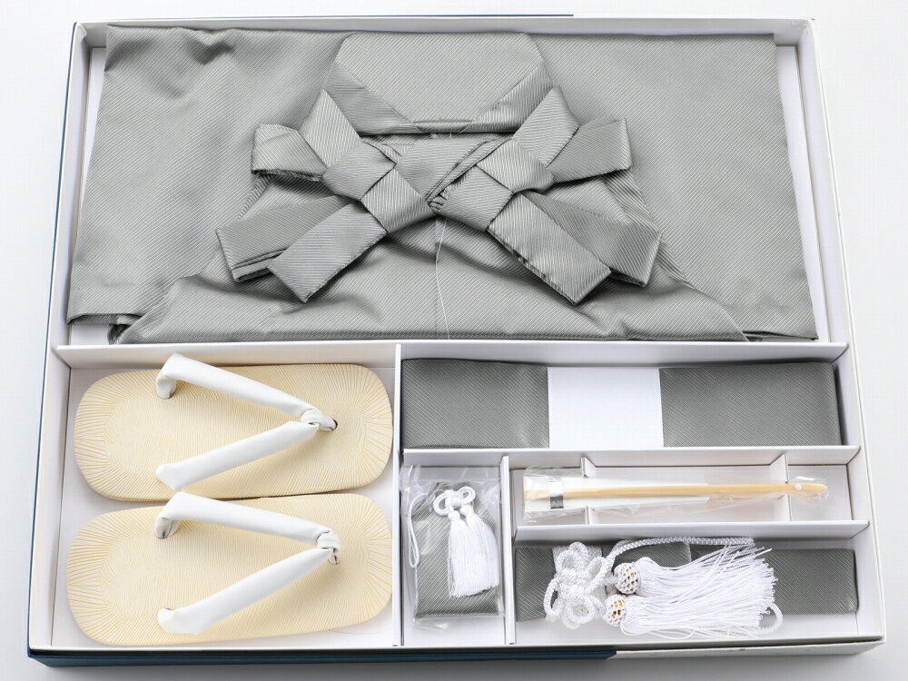 商品情報 新品 箱入り 七五三のお祝い袴の6点セットです。 セット内容は、袴・懐剣・角帯・お守り・扇子・雪駄です。 素材 袴：ポリエステル 100% サイズ 袴：紐下約60cm 雪駄：全長約19.5cm ご注意 お色に関してはお使いのパソコ...