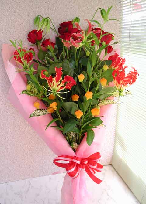 　■商品について ラッピングとリボンで素敵な花贈りができる花束です 花びんに活けてお飾りください（花びん別売り）バスケットに活けるアレンジメントより丈が長くボリュームのあるギフトとしてお勧めです 色合いについては【レッド＋白ミックス】【レッ...