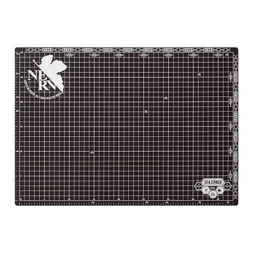 A.T.FIELD EVANGELION WORKとオルファがコラボレーションしたデザインカッターマット。●表面は10mm間隔のグリッドと5mm間隔のめもり、規定用紙サイズ(B5・A4・B4・A3・ハガキサイズ)の目安付き。注意事項などの表...