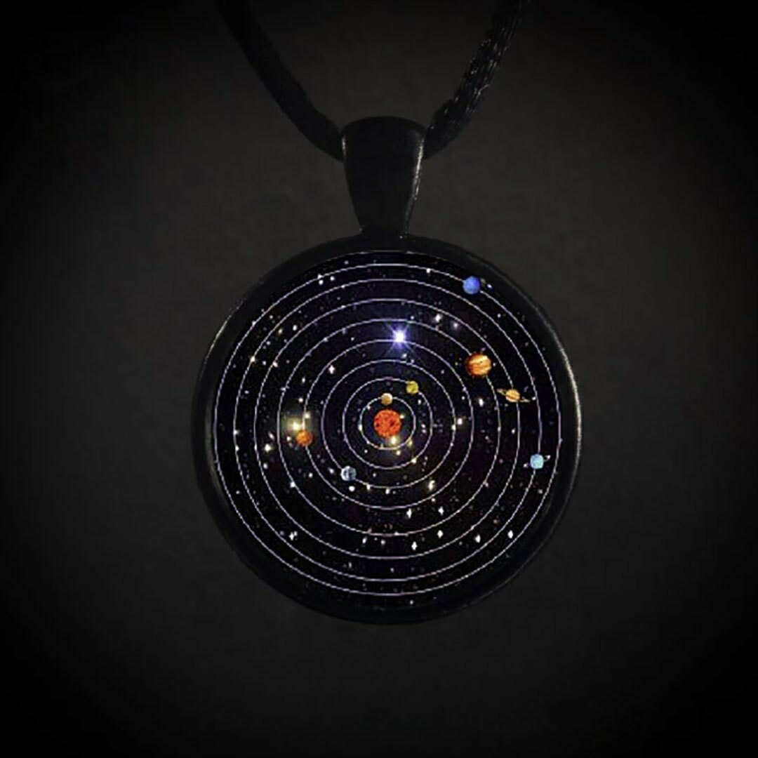 ■商品紹介商品番号：ns-ao-20220704-4ネックレス 銀河系 宇宙 ブラック 球サイズトップ直径約2.8cm紐長さ約45cm〜約50cm(アジャスター付きですのでサイズ調節可能)重量 約9g素材 アクリル、紐世界であなただけの宇宙...