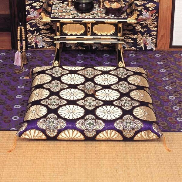 ■商品紹介ご仏前を豪華で荘厳に。●色／紫●毎日の御先祖様へのお勤めやご法事等にご仏前に風格と彩りを添えます。●上等クラスの金襴生地使用。●座りやすく、長時間座っても疲れが少ない座布団。●古代織りの「七宝柄」と「十六菊」を交互に金襴に織り込ん...