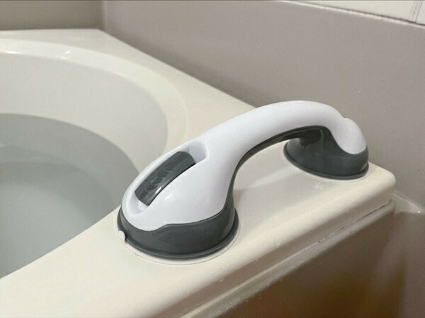 ■商品紹介工事不要の吸盤式！滑りやすい場所に簡単設置●強力な吸盤で張りつき、不便な場所を便利に！座ったり、立ち上がったり、開けにくい窓やドアを楽々サポートします。●吸盤がピタッと貼りつく！両側のレバーを上げて設置。レバーを下ろすとガッチリ固...