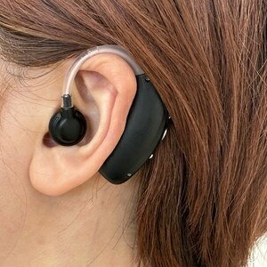 ■商品紹介安心の装着感と聞き心地！高性能耳掛け式集音器●色／ブラック●回転式の音声ダイヤルで6段階の音量調節が簡単！雑音やハウリングを起こしにくいデジタル式でノイズ低減モードも搭載しているので音声が聞き取りやすく快適です。●音楽用イヤホンの...