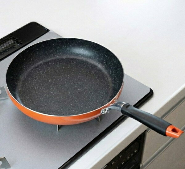 ■サイズ・色違い・関連商品■ギガデッカ IH対応フライパン 30cm[当ページ]■ギガデッカ IH対応フライパン 32cm■商品紹介大人数の料理も一度に作れるビッグサイズ●数回に分けて調理しなくとも一度にたくさん作れるサイズです。●30cm...