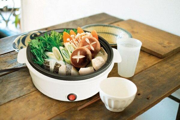 ■商品紹介鍋料理もできるグリルパン。●2人分にちょうどいい大きさ！●電源／AC100V-650W、コードの長さ：約1.4m●1年間保証書付き［写真の説明］&nbsp;（1枚目）イメージ画像&nbsp;（2枚目）お手入れ簡単楽々。&nbsp;...