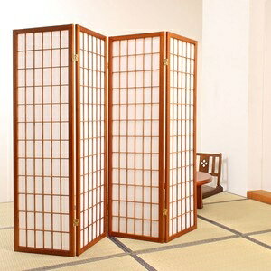 ■サイズ・色違い・関連商品■ブラック[当ページ]■ブラウン■商品紹介細かな格子柄が和の雰囲気を醸し出す和風衝立です。高さ150cmは座った状態では視線をさえぎり、立ち上がった時はパーティション越しの様子が分かるサイズです。■機能●丁番は両方...