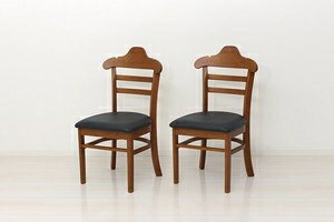 ■商品紹介●背もたれはハンガー形状ですので、型崩れを気にせず上着を掛けられます。●ハンガー部分はかばんを掛けられるよう、2ヶ所に凹みがあります。●床面をキズつけにくい脚裏シール付。●フレームは温かみのある天然木、座面はお手入れが簡単な合成皮...