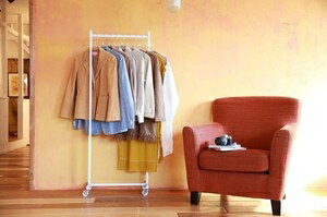 ■商品紹介●洋服をナナメ掛けできるので壁から約33cmで収納OK！！●場所のとる玄関の廊下でもリビングや寝室でも奥行きわずか33cmの隙間があれば設置可能！！●キャスター付で移動にも便利です。(ストッパー付き)●特許権申請中，意匠権登録商品...