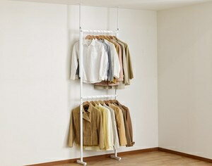 ■商品紹介●洋服をナナメ掛けできるので壁から約30cmで収納OK！！●場所のとる玄関の廊下でもリビングや寝室でも30cmの隙間があれば設置可能！！●上下伸縮式(ツッパリ)で下段ハンガーは洋服のサイズに合わせて高さ調整可能！！高さを2段階調整...