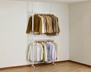 ■商品紹介●洋服をナナメ掛けできるので壁から約30cmで収納OK！！●場所のとる玄関の廊下でもリビングや寝室でも30cmの隙間があれば設置可能！！●上下伸縮式(ツッパリ)で下段ハンガーは洋服のサイズに合わせて高さ調整可能！！高さを2段階調整...