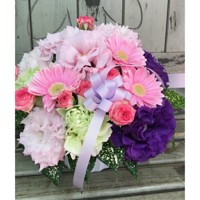 商品説明使用花材 トルコキキョウ、スプレーバラ、カーネーションガーベラサイズ 高さ約23センチ 横幅約25センチ奥行き約25センチ 注意点 モニターの発色具合によって実際のものと色が異なって見える場合がございます。色 ピンク系ピンクに紫を添...