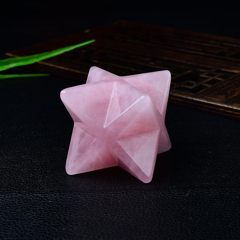 ・素材: ローズクォーツ、クリアクォーツ・サイズ: 各対角6.5cm・カテゴリ: 幾何学形状・スタイル: モダンミニマリスト