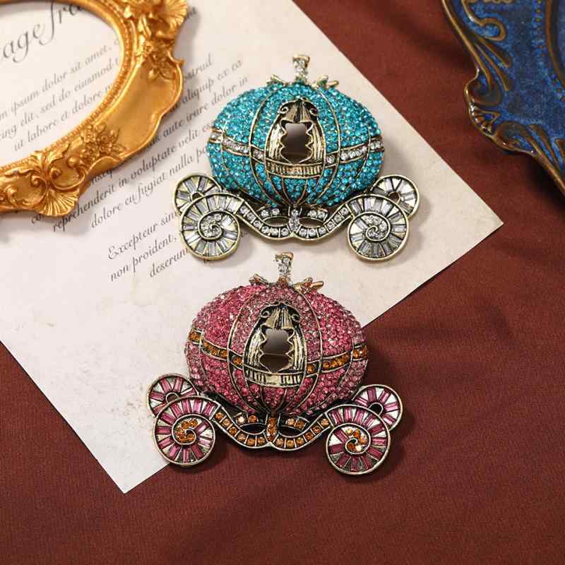 ・素材: 合金・モチーフ: かぼちゃの馬車・加工: ラインストーン・カラー展開: ピンク、ブルー・流行要素: キャラクター、人物・機能: 装飾、固定・スタイル: レトロ、文芸レトロ・対象: ユニセックス・種類: ブローチ