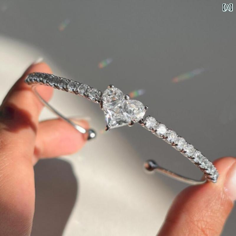 ・素材: 人工水晶・加工技術: 水晶埋め込み・セット内容: 首飾り、手飾り・チェーンのデザイン: 水波チェーン・スタイル: ins風・トレンド要素: ハート型・スタイル分類: 個性トレンド・製品カテゴリ: セット・対象: レディース