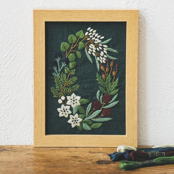 マカベアリス 四季のフレーム 冬 商品詳細 旬な刺しゅう作家マカベアリス先生との初めてのコラボキット。 季節の草花や小鳥などあしらったかわいらしいデザインで、壁掛け・スタンド兼用のフレーム付き。 春夏秋冬、それぞれの季節の植物をモチーフにし...