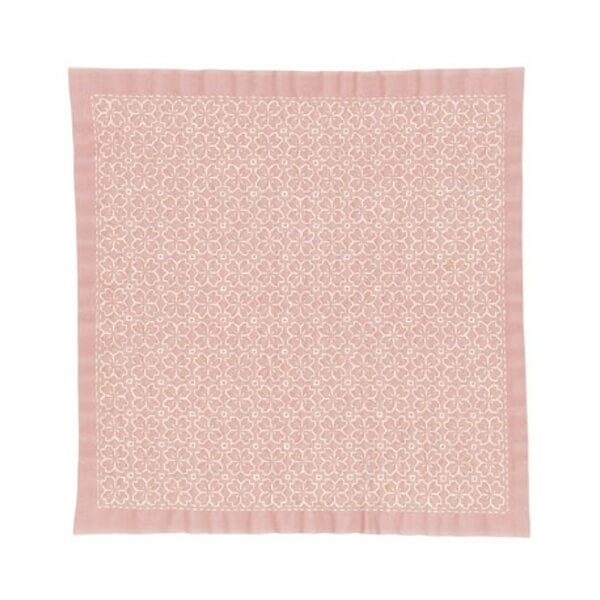 一目刺しとは、刺し子の技法のひとつで一定のハリ目で縦、横、斜めと同じ方向を順に刺していく技法です。図案に沿って針を進めるだけ。　はじめての方にもおすすめです。水で消える図案入りです。 出来上がり寸法 約縦33cm×横33cm キット内容 晒...