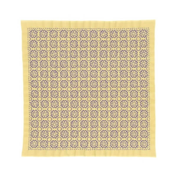 一目刺しとは、刺し子の技法のひとつで一定のハリ目で縦、横、斜めと同じ方向を順に刺していく技法です。図案に沿って針を進めるだけ。　はじめての方にもおすすめです。水で消える図案入りです。 出来上がり寸法 約縦33cm×横33cm キット内容 晒...