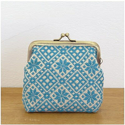 日本伝統刺繍「こぎん」の楽しめるキットです！北欧テイストあふれる鮮やかな色彩のこぎんキットを種類豊富に揃えました。 中級者向 　　　商品説明　　 サイズ 約縦11.5cm×横13cm×マチ3cm キット内容 こぎん糸（綿100％）No.11...