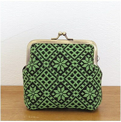 日本伝統刺繍「こぎん」の楽しめるキットです！北欧テイストあふれる鮮やかな色彩のこぎんキットを種類豊富に揃えました。 中級者向 　　　商品説明　　 サイズ 約縦11.5cm×横13cm×マチ3cm キット内容 こぎん糸（綿100％）No.11...