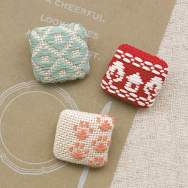 北欧テイストあふれる「こぎん刺し」のくるみボタンキットに、くるみボタン四角が登場。〇と□で可愛くコーディネートしてみてください。 サイズ約縦3cm×横3cm キット内容こぎん糸（綿100%）3色オリムパスNo.1100コングレス（綿100%...