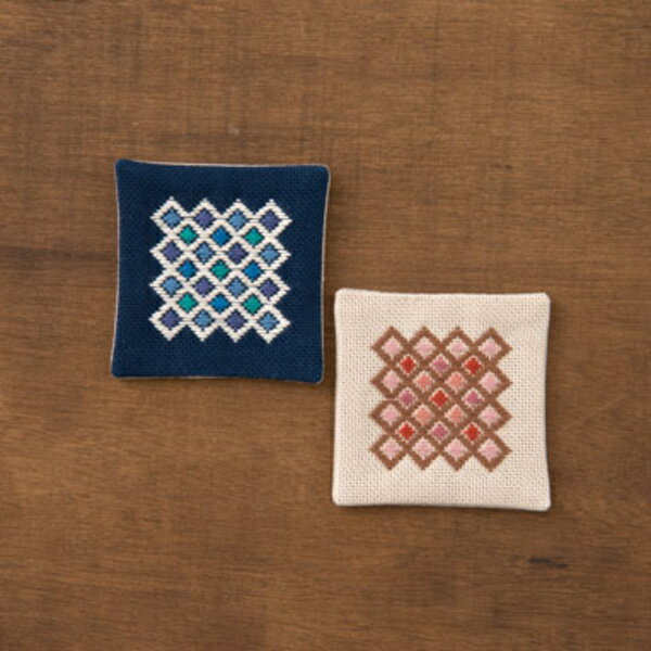 オリムパス製絲（株）と日本ヴォーグ社（ステッチイデー）のコラボレーション企画【第1弾】刺しゅう情報誌「ステッチイデー」で人気の高い作家、ハリノヲト（植木友子）デザインのこぎん刺しのコースターをキットで発売します。 出来上がりサイズ 約縦9....
