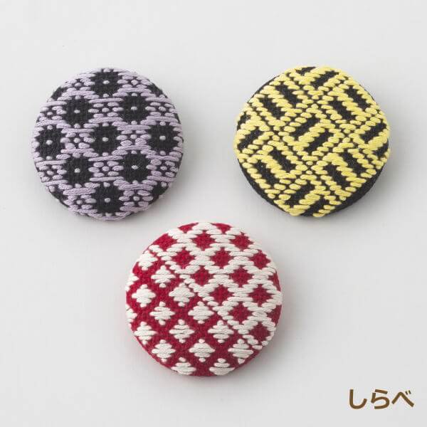 こぎん刺しキット しらべ こぎん 102 商品詳細 日本の伝統刺しゅうのこぎん刺しのキットです。こぎん刺しをした後は、布をくるんでパチンとするだけで簡単にブローチが完成します。このキットで丸ブローチが3個作れます。 出来上がり寸法 各 約直...