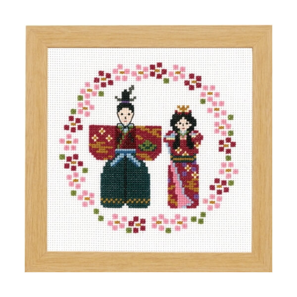 オリムパスのかわいいひなまつりシリーズ 【立ち雛（クロス・ステッチ）】です♪●出来上がりサイズ：額外径：縦24.4cm×横24.4cm額内径：縦20cm×横20cm●キット内容：25番ししゅう糸(綿100%)、No.5500布(ジャバクロス...