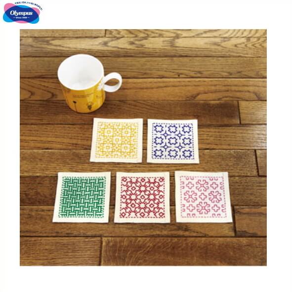 「一目刺し」とは、刺し子の技法のひとつで、一定の針目で縦、横、斜めと同じ方向を順に刺していく技法です。コースターやふきんなど、身近なものから刺し子を取り入れて、日々の暮らしに彩りを添えてみませんか。 出来上がり寸法 各約縦10cmx横10c...