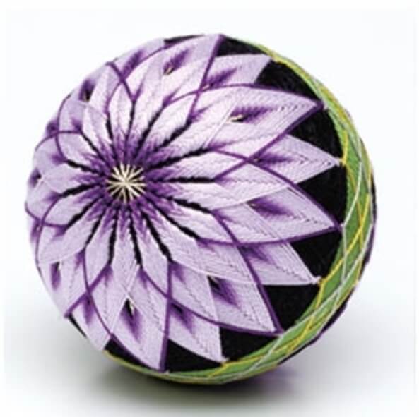 古式ゆかしい伝統のかがり模様にそった本格的な手まり工芸がご家庭でも簡単にお作りいただける手まりキットです。基本地割り済みの手まり芯がセットされていますので、色鮮やかな光沢とツヤのあるオリムパス5番ししゅう糸を使用して、かがっていくだけで素敵...