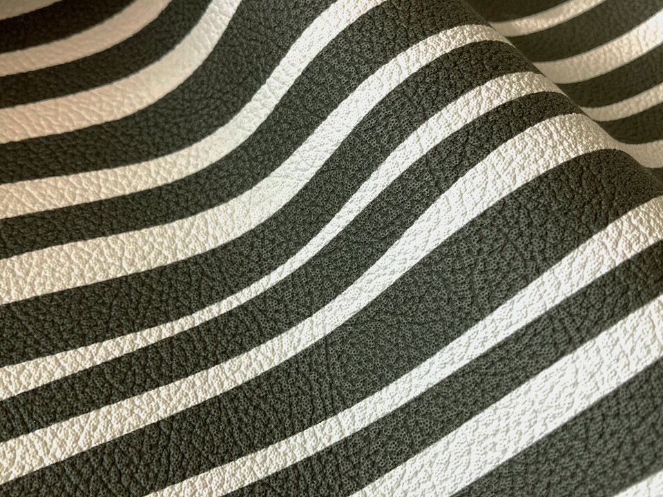 ざらりとした触り心地のゼブラ柄合皮レザー生地。 筆で描いたような流れのシマ模様に目が惹かれます。 防汚・抗菌性に優れており、アルコールや塩素系漂白剤の使用が可能ですので清潔にお使いいただけます。 ・自動車用内装材難燃性試験に合格 ・塩素系薬...