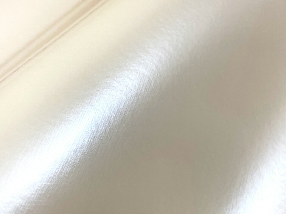 エナメル加工のようなツヤのある合皮レザー生地です。極小の凹凸が入っており革の雰囲気を演出します。（鏡面仕様ではありません。） 自動車用内装材難燃性試験に合格。アルコールや塩素系漂白剤の使用が可能ですので清潔にお使いいただけます。コスプレや小...