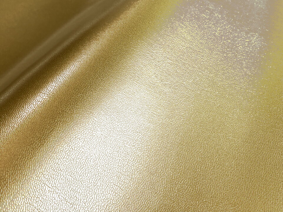 薄さ0.2mm！！ ぺらぺら薄手シリーズの合成皮革レザー生地。光沢・ツヤがあり、表面には細かいシボ（革模様）があります。伸縮性はほとんどありません。あまり厚みを出したくないときや、バッグの内布、お好みのDIYにどうぞ。 ・寸法：(巾)約95...