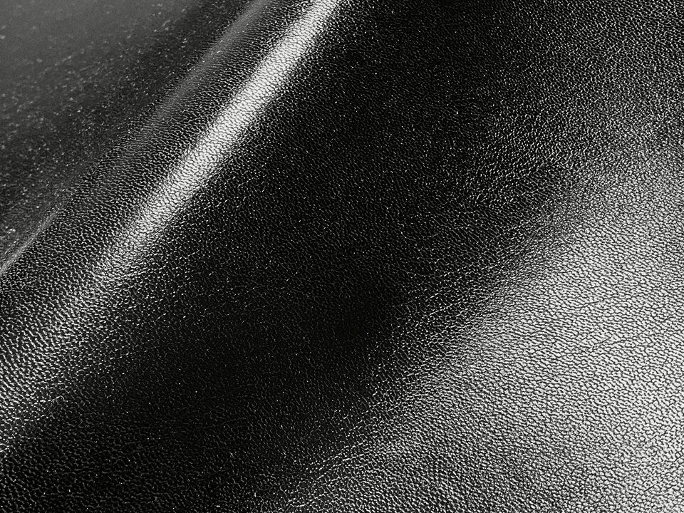 薄さ0.2mm！！ ぺらぺら薄手シリーズの合成皮革レザー生地。光沢・ツヤがあり、表面には細かいシボ（革模様）があります。伸縮性はほとんどありません。あまり厚みを出したくないときや、バッグの内布、お好みのDIYにどうぞ。 ・寸法：(巾)約95...