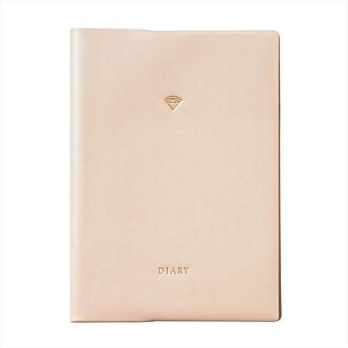 詳細説明【特長】・箔押しのダイヤがキラリと光るシンプルなデザインのダイアリーです。・マンスリーページは毎月明るい色味のニュアンスカラーに変わります。・週ごとのToDoやメモを書き込めるメモスペース。・1日のスケジュール欄を上下に区分けするこ...